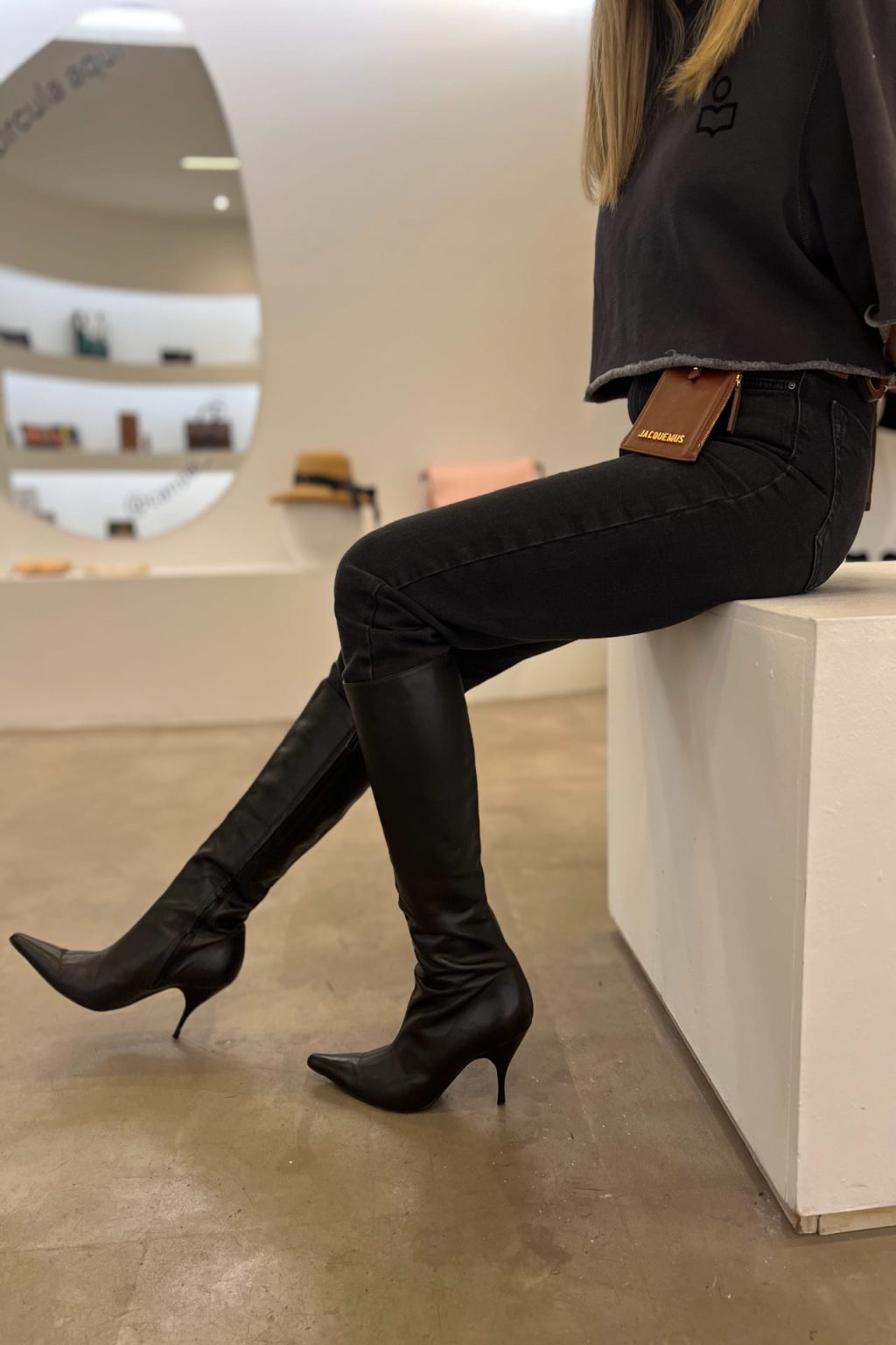 Ideias de looks com botas de cano longo - Cansei Vendi - Brechó de Luxo ...